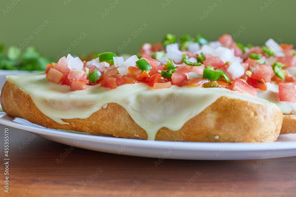 Foto de Molletes, típica comida mexicana con salsa pico de gallo ...