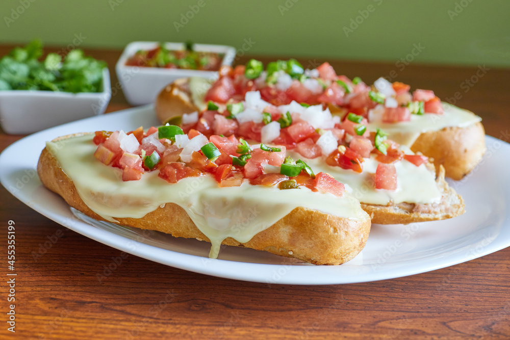 Molletes, típica comida mexicana con salsa pico de gallo, frijoles y ...
