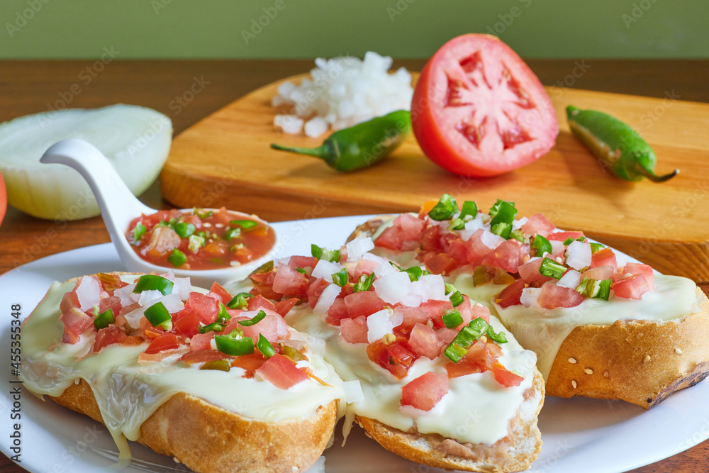 Molletes, típica comida mexicana con salsa pico de gallo, frijoles y ...