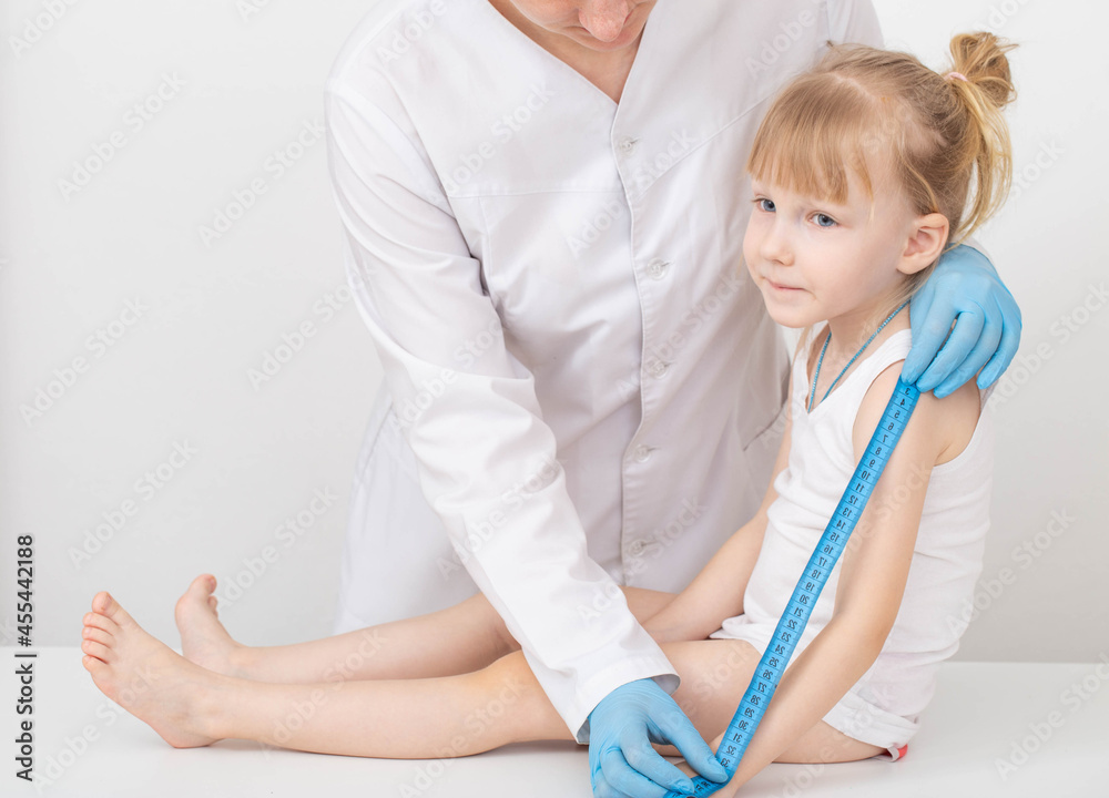 The doctor measures the length of the arm of a child of a girl 4 years ...