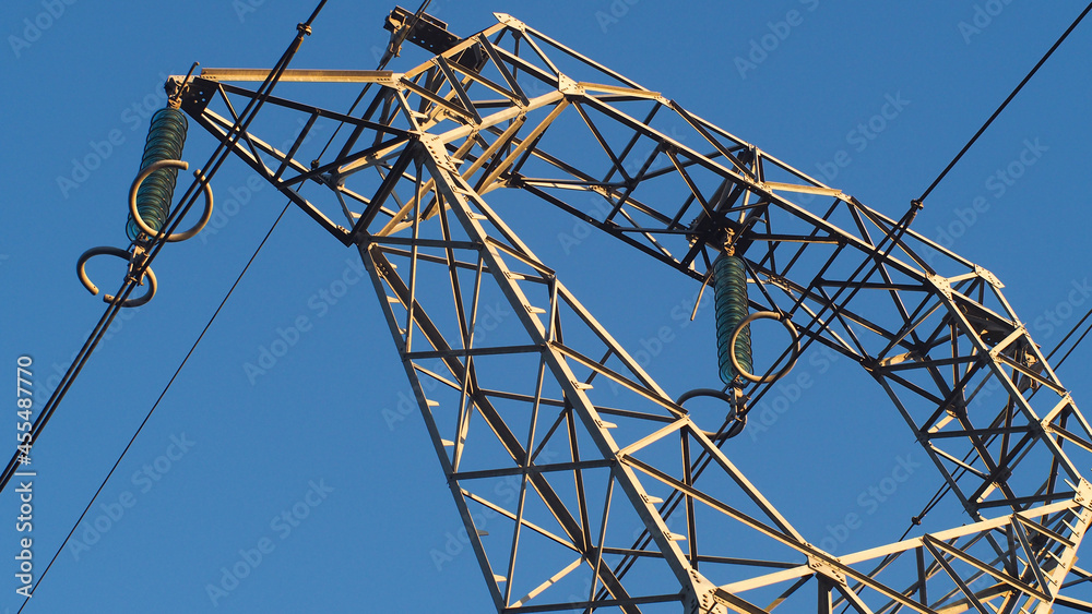 Pylône électrique, reliant des câbles à très haute tension Stock Photo ...