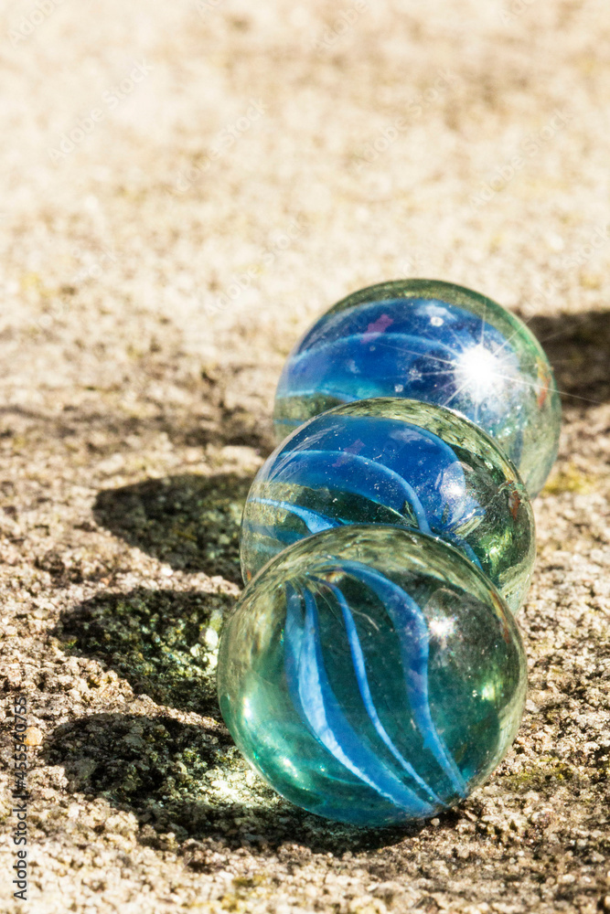 Bolas de gude coloridas Bolinhas de gude Crianças brincando bolas de ...