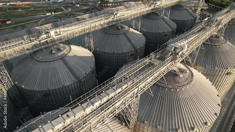 Vidéo Stock Farm Grain Storage Bins wheat field Aerial view at sunset ...