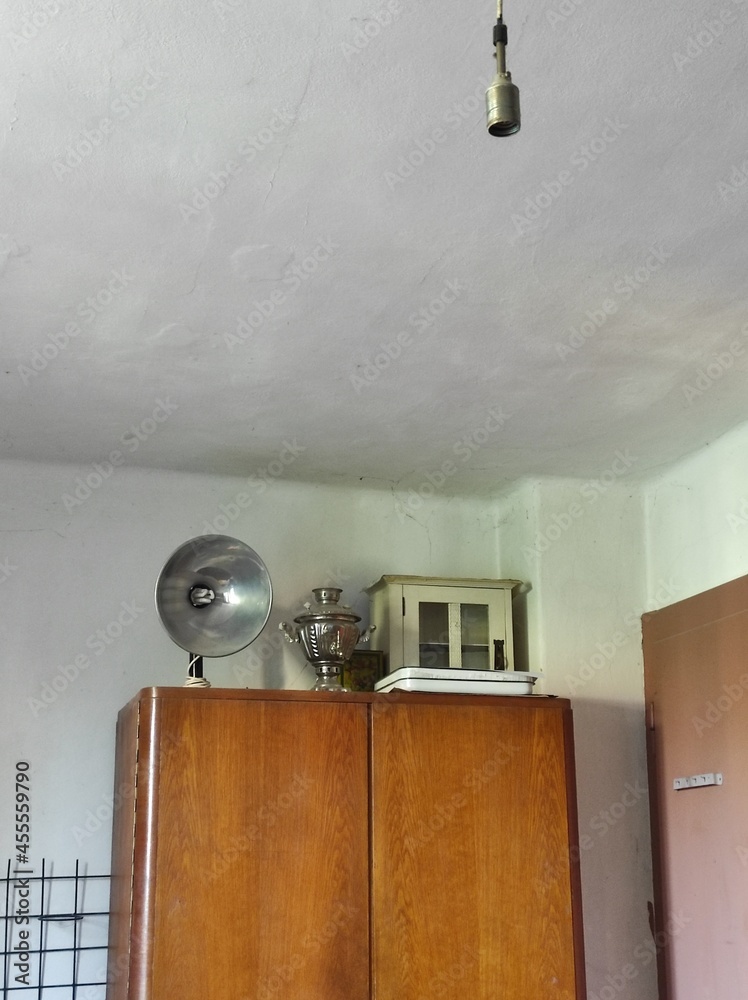 Dusty old things on the wardrobe: samovar, lamp, cabinet, litter boxes ...
