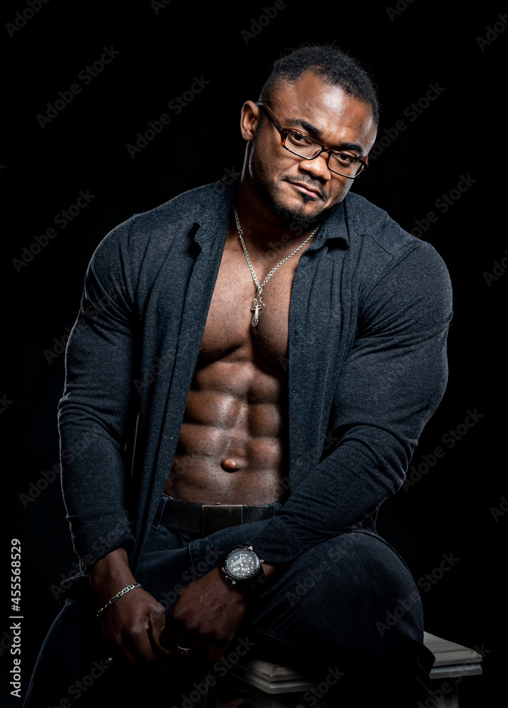 En Portrait of the african american bodybuilder man with shirtless ...