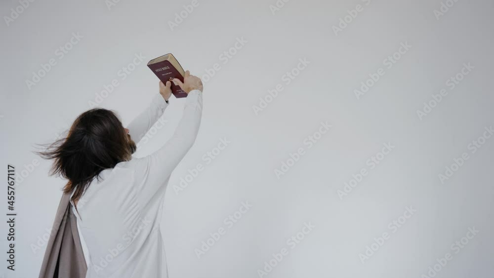 Vidéo Stock Jesus raised the Bible in hJesus raised the Bible in his ...