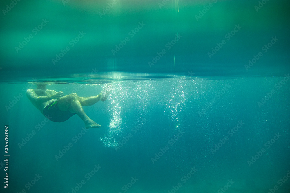 Foto de close up of woman's feet underwater flowing and floating while ...
