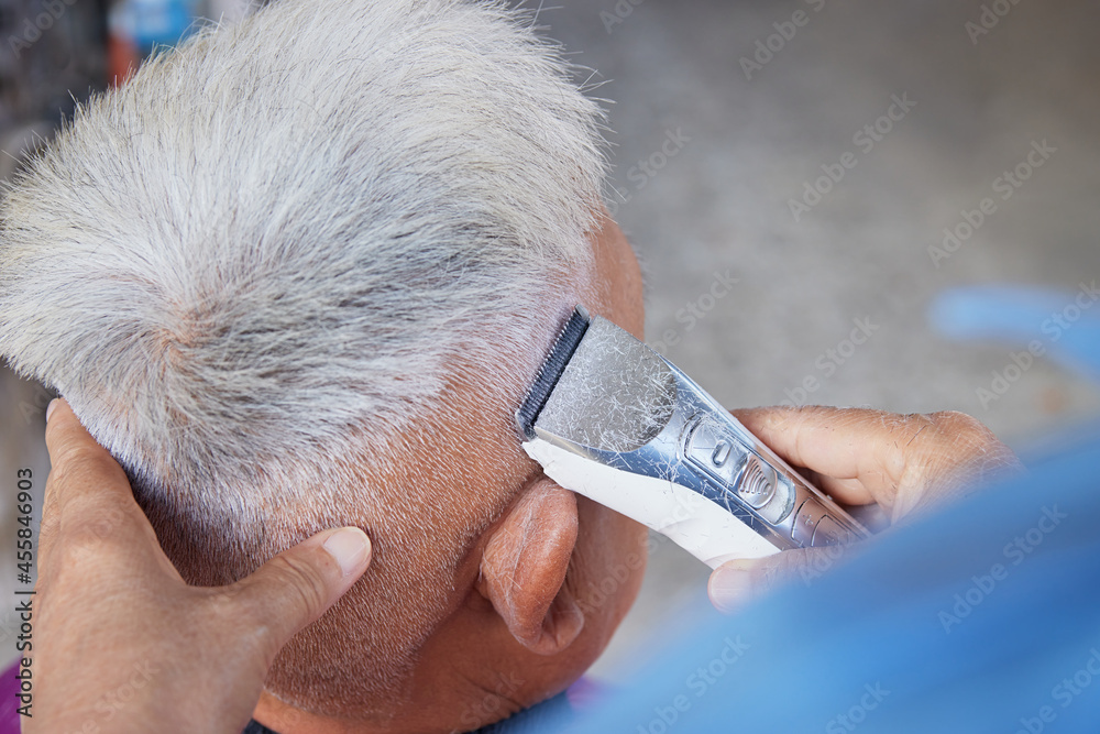 Foto de Zoom View Barber or Hairdresser Use Clipper Cut Old Man Right ...