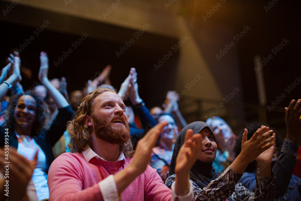 Poster Enthusiastic audience clapping and cheering – Wandbild | Europosters