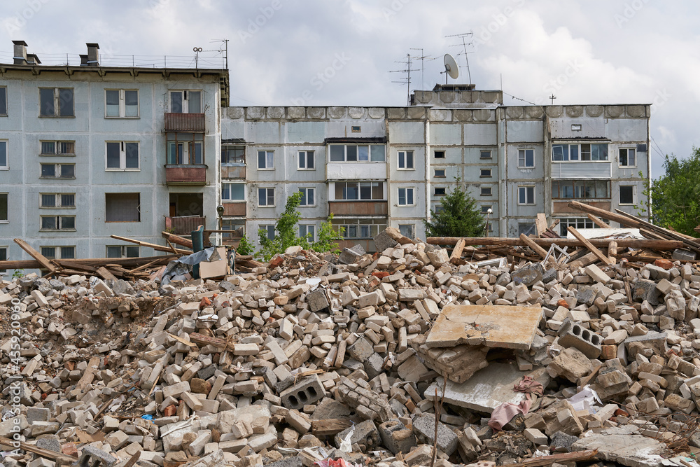 Demolition of houses under the renovation program, the evicted building ...