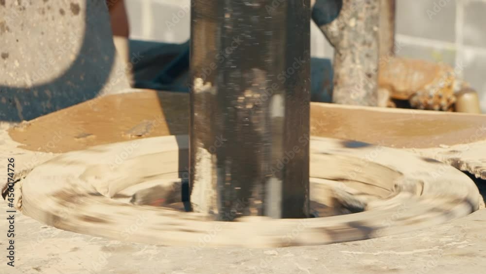 The old dirty rig mechanism is spinning. Motor needs service works ...