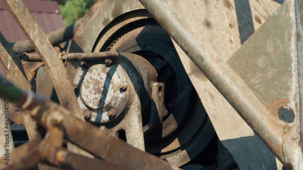 The old dirty rig mechanism is spinning. Motor needs service works ...