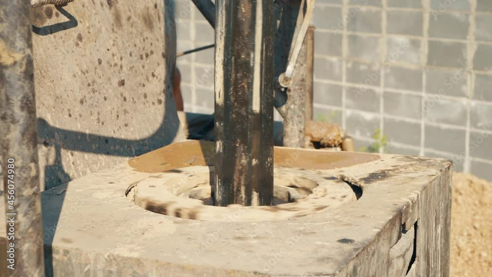 The old dirty rig mechanism is spinning. Motor needs service works ...