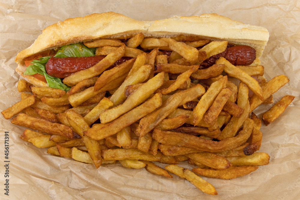 sandwich "américain", composé de saucisse, frites, et sauce dans une ...