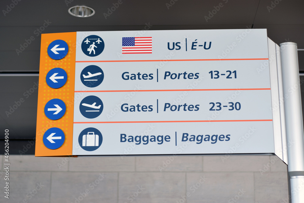 Foto de Generic wayfinding signage for gates and luggage or baggage ...