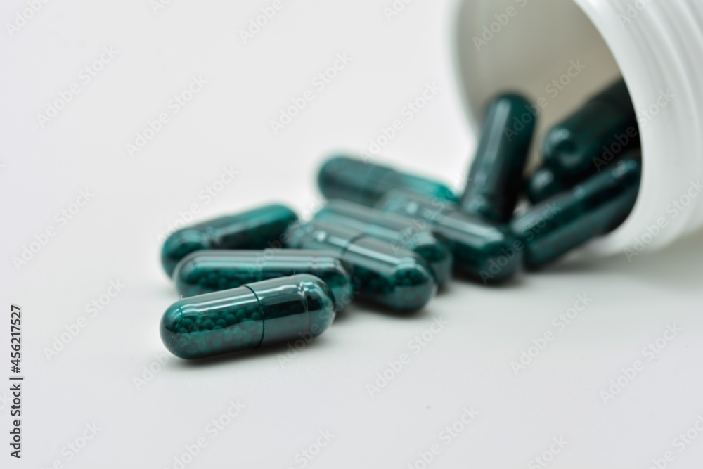 Forma farmacéutica de cápsulas verdes, aislado sobre fondo blanco foto ...