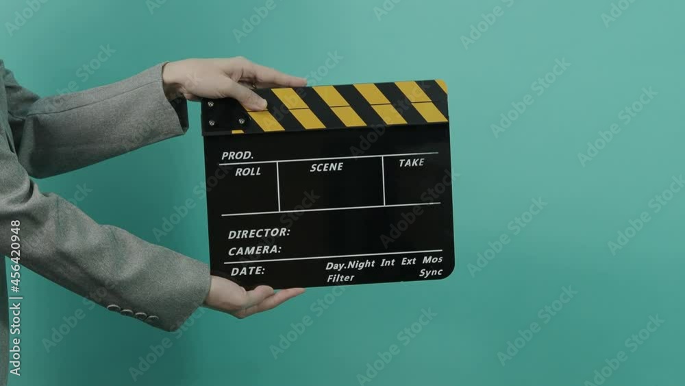 Vidéo Stock Movie slate or clapperboard hitting. Business woman holding ...
