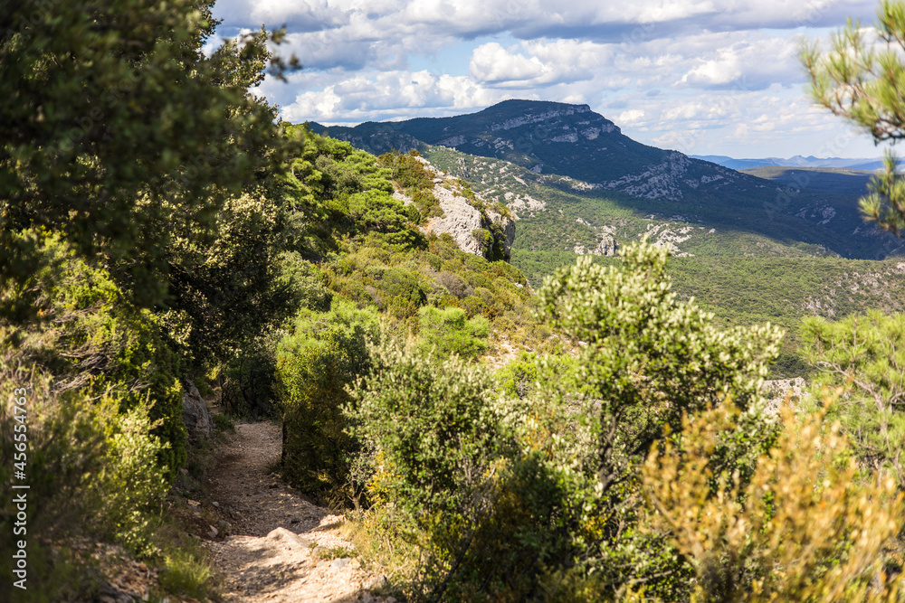 Paysage autour du sentier de randonnée des Fenestrettes à Saint-Guilhem ... Paysage autour du sentier de randonnée des Fenestrettes à Saint-Guilhem ...