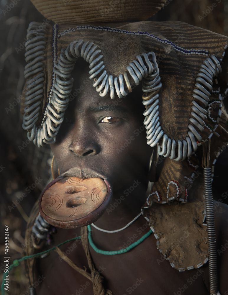 Foto de Woman of the Mursi Tribe with disc in her lower lip, Omo Valley ...