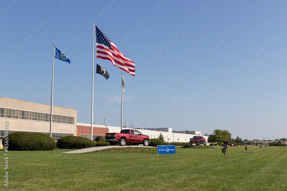 Foto de Stellantis logo at the transmission factory. The Stellantis ...