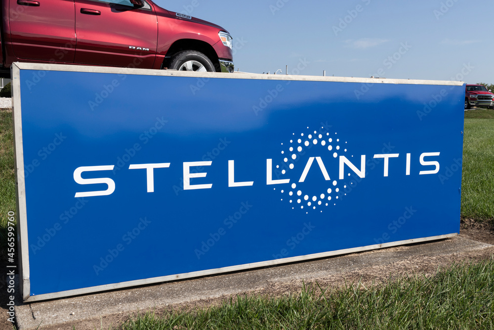 Foto de Stellantis logo at the transmission factory. The Stellantis ...
