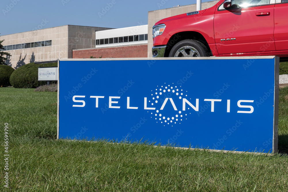 Foto de Stellantis logo at the transmission factory. The Stellantis ...