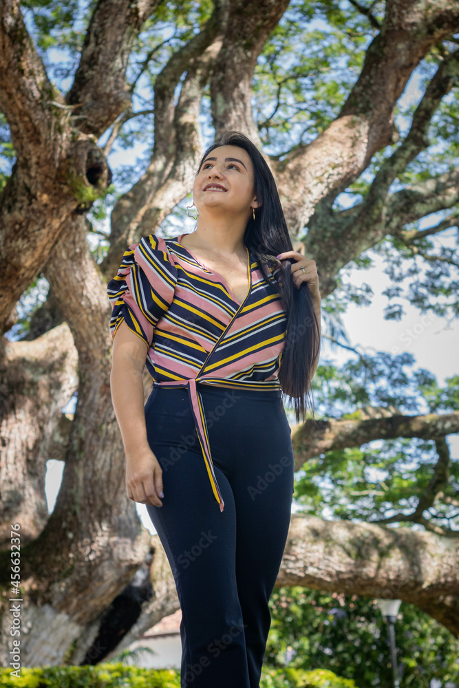 Mujer joven de pie modela ropa al aire libre Stock Photo | Adobe Stock