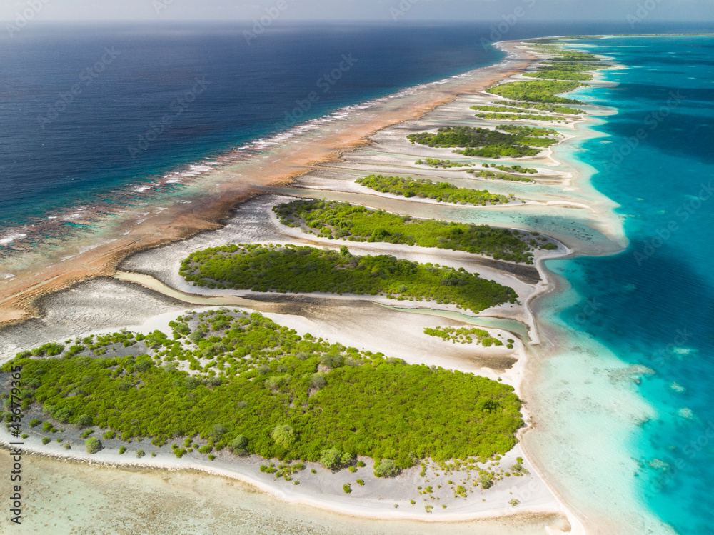 Small islands and channels (Motus and Hoas) separate reef from lagoon ...