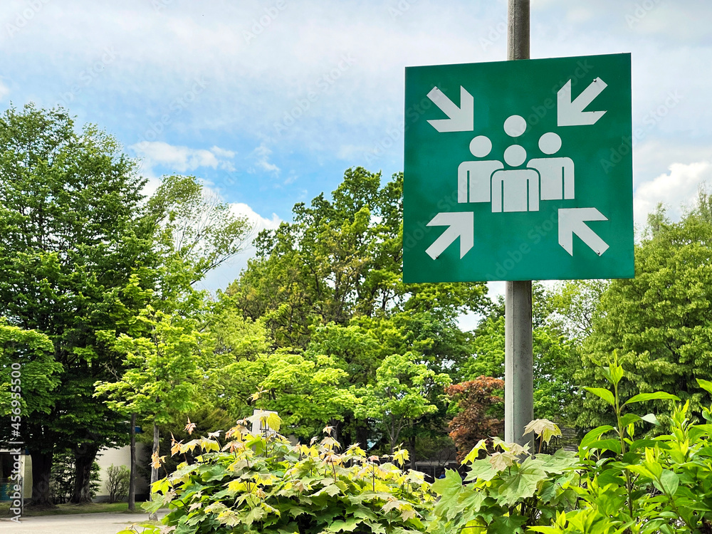 Schild Sammelpunkt für Evakuierung oder Notfall Stock Photo | Adobe Stock