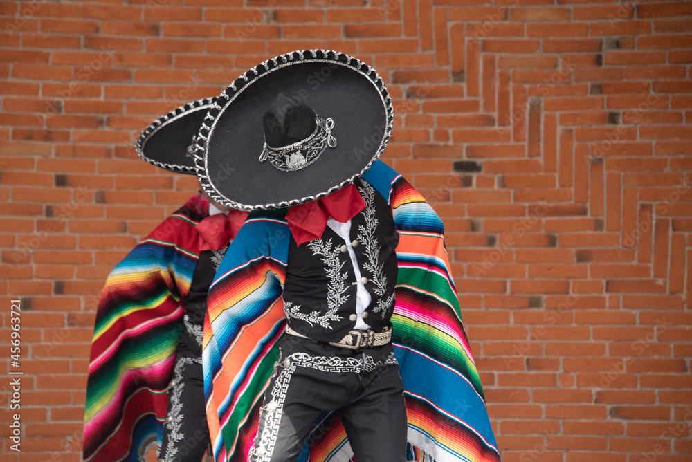 Foto de Mexican charro dancer with sombrero and multicolored serape ...