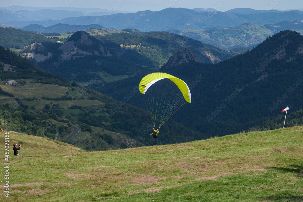 Envol d'un parapentiste dans les montagnes d'Ardèche sous l'œil d'un ...