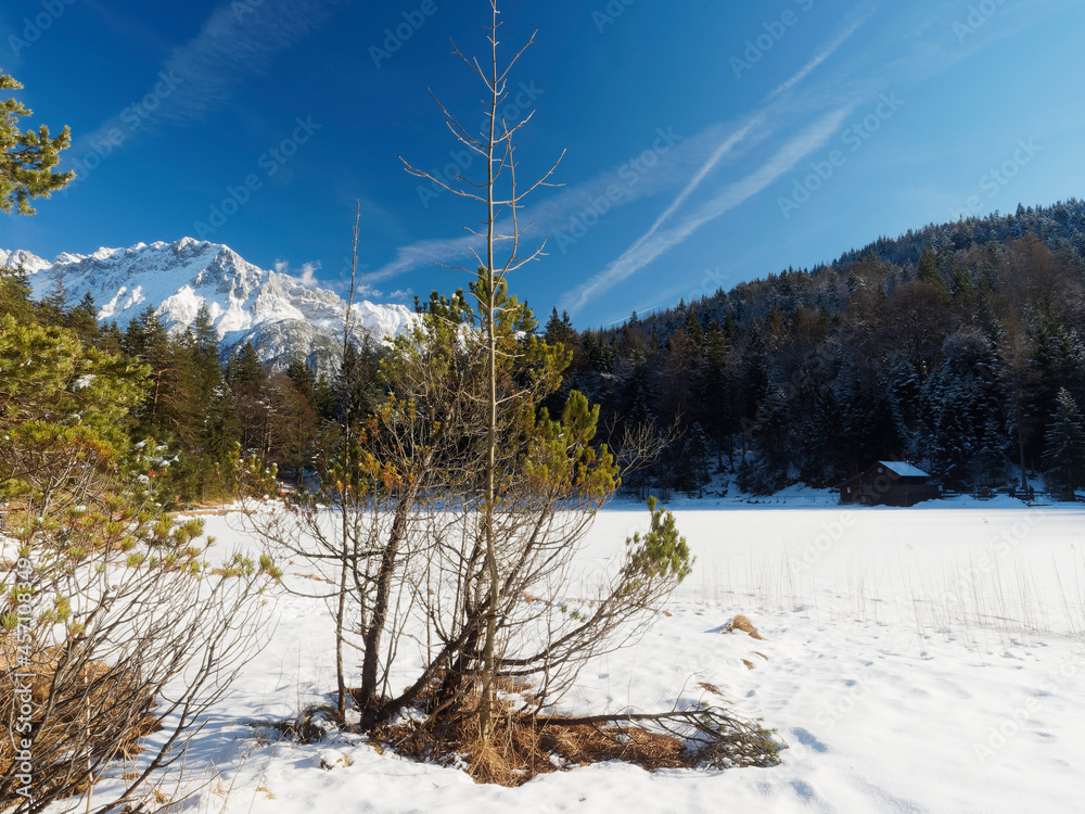 Gefrorener Lautersee westlich von Mittenwald in Oberbayern am Fuße der ...