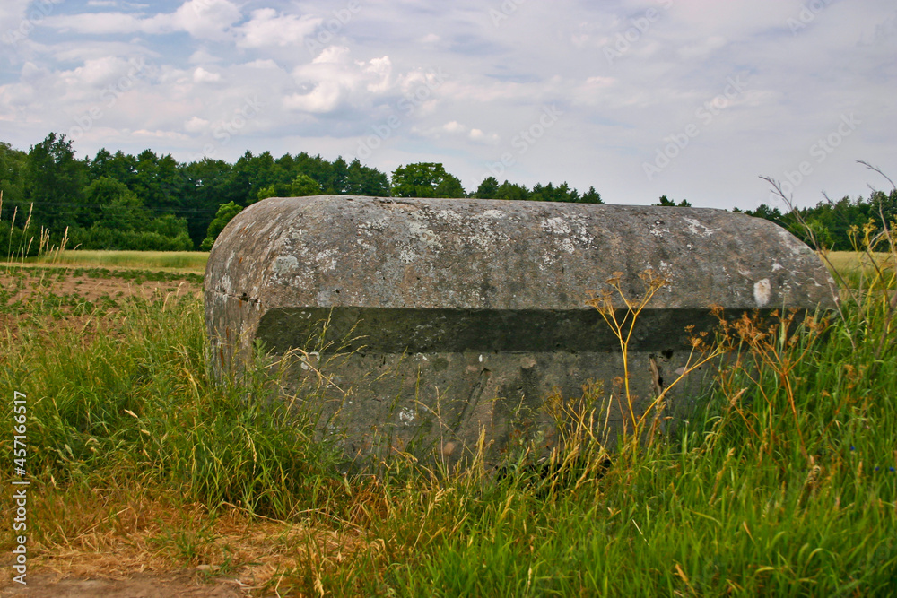 Stojący pośród pól lekki betonowy polski schron bunkier Stock Photo ...