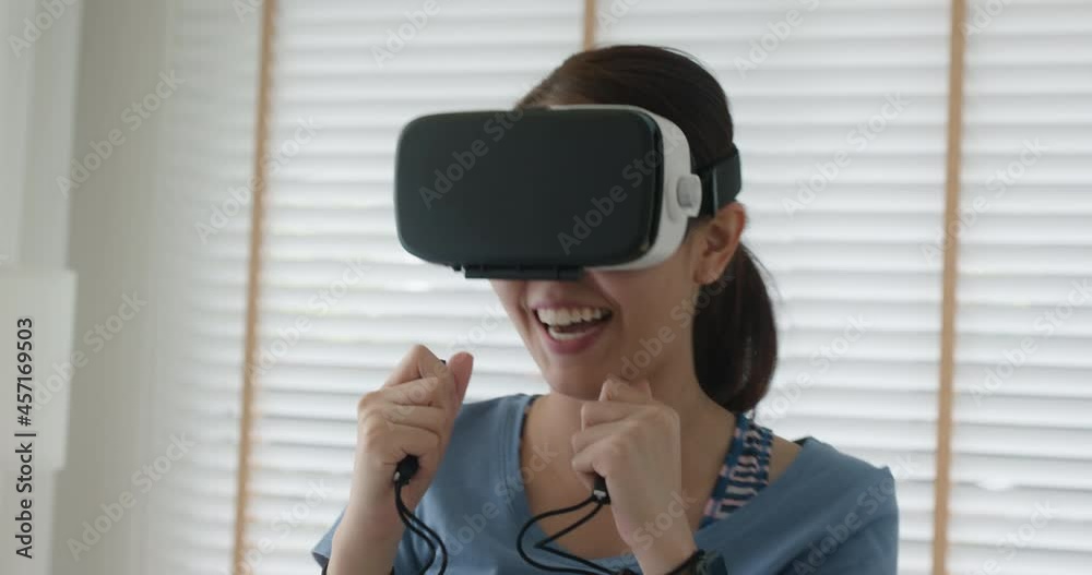 Vidéo Stock Close-up teen girl asia enjoy play AR arcade game use hand punch in VR sport app ...