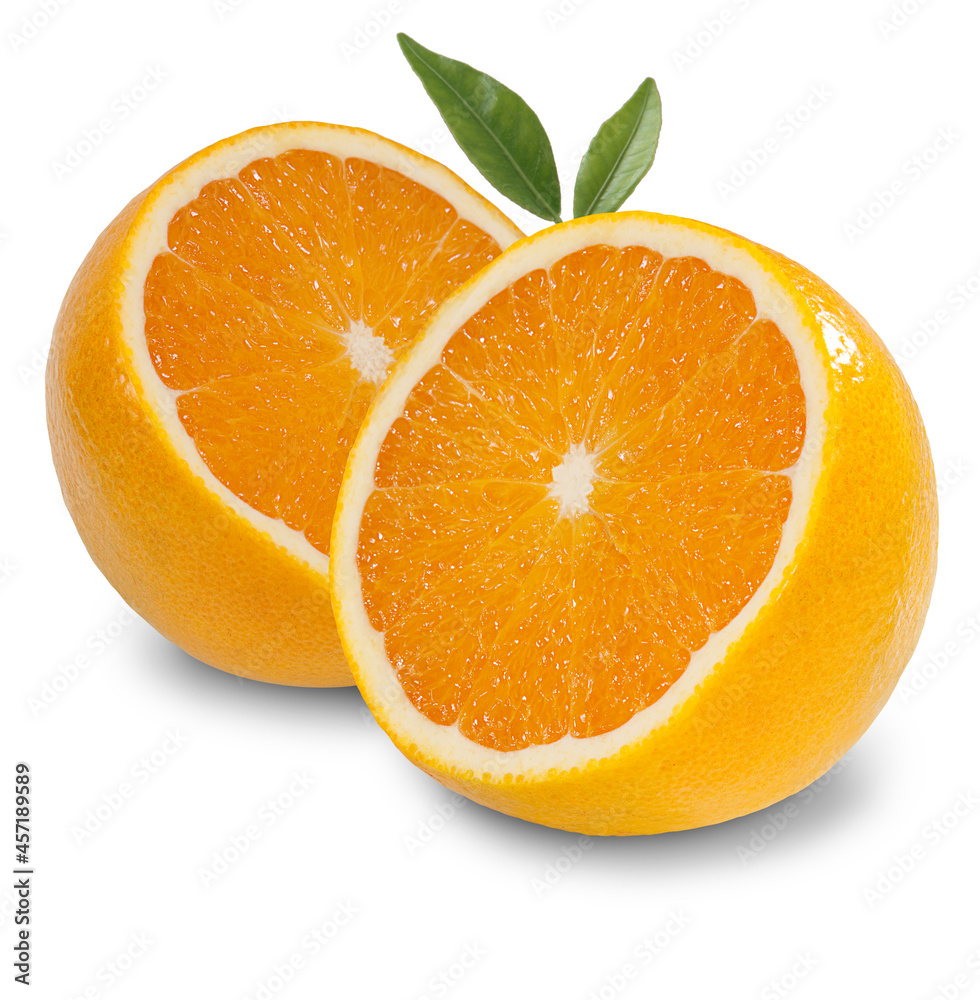 Laranjas cortadas ao meio com folhas da fruta em fundo branco para ...