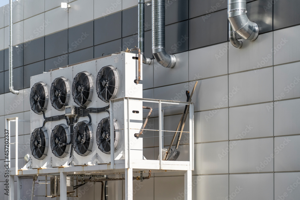 Foto de Outdoor split air conditioner units mounted on industrial ...