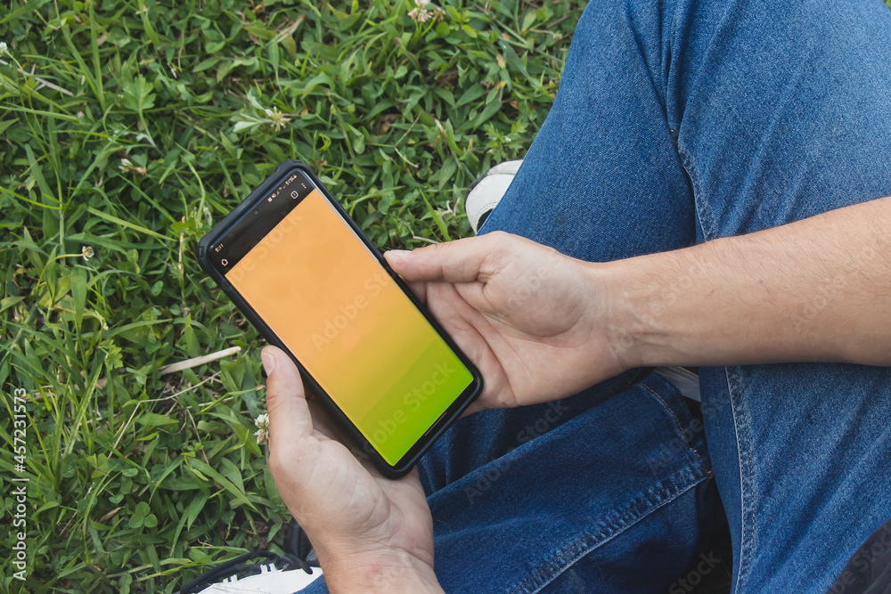 celular en la mano Stock Photo | Adobe Stock