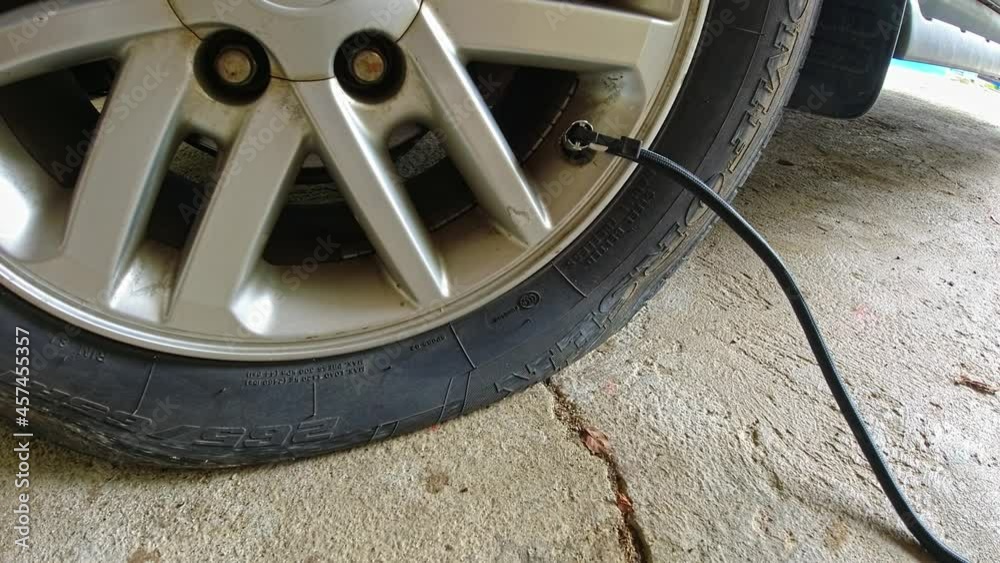 Vídeo do Stock: Rapidly Inflating A Flat Car Tire Using A 12V Portable ...