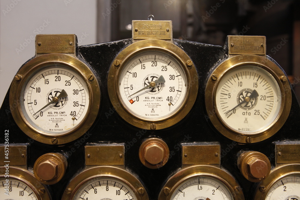 Foto de old steam pressure gauges for steam engine do Stock | Adobe Stock