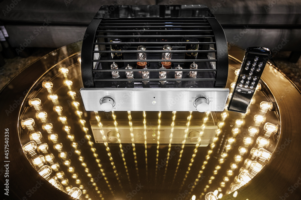 Foto de Powerful compact tube amplifier over infinity. A coffee table ...
