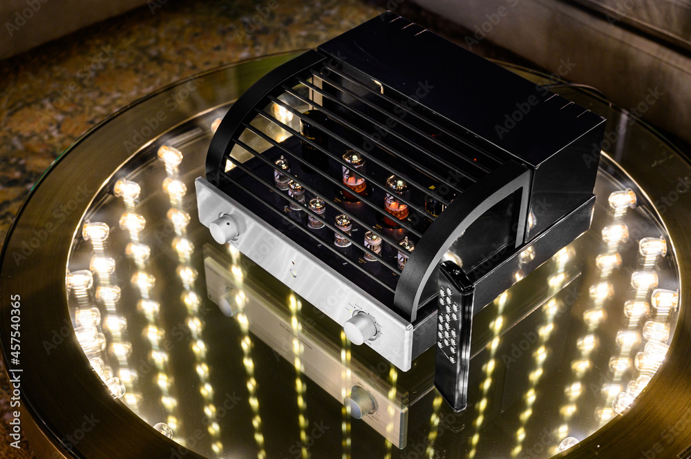 Foto de Powerful compact tube amplifier over infinity. A coffee table ...
