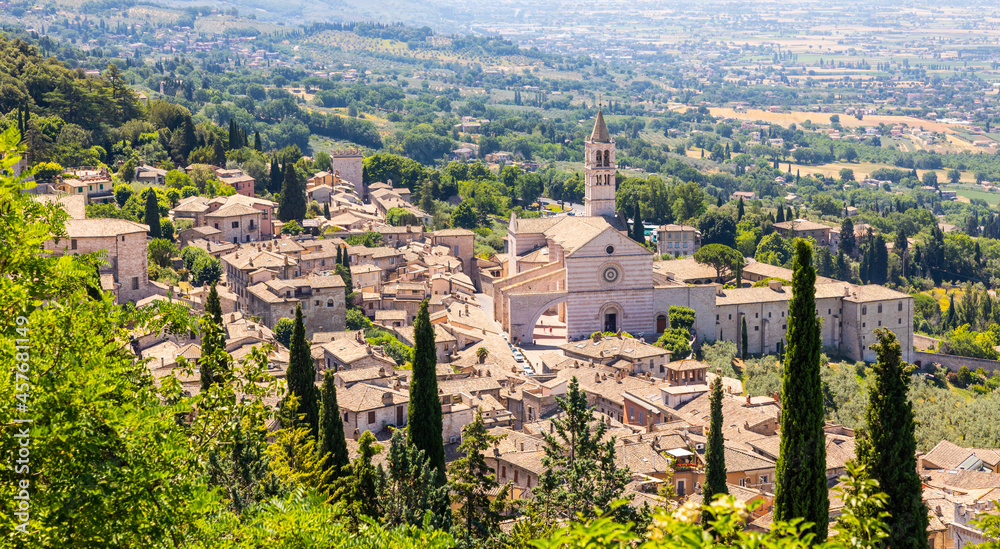 Foto de Assisi village in Umbria region, Italy. The town is famous for ...