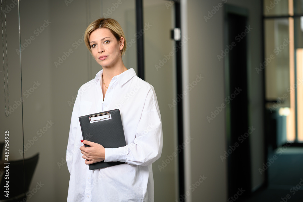Foto de Medical worker portrait. Nurse holding files. Short hair blonde ...