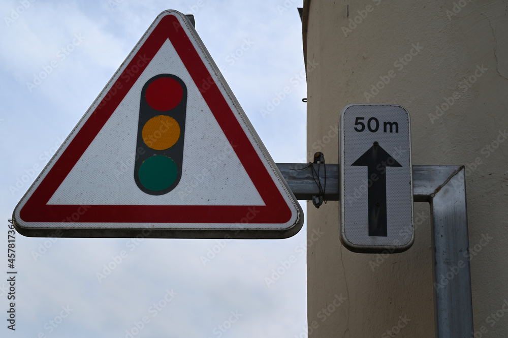 Panneau de signalisation routière français indiquant un feu tricolore à ...