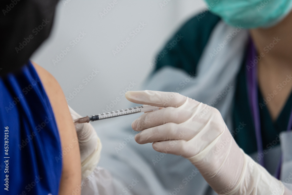 Doctors vaccinate the general public, doctor vaccinating covid 19 to ...