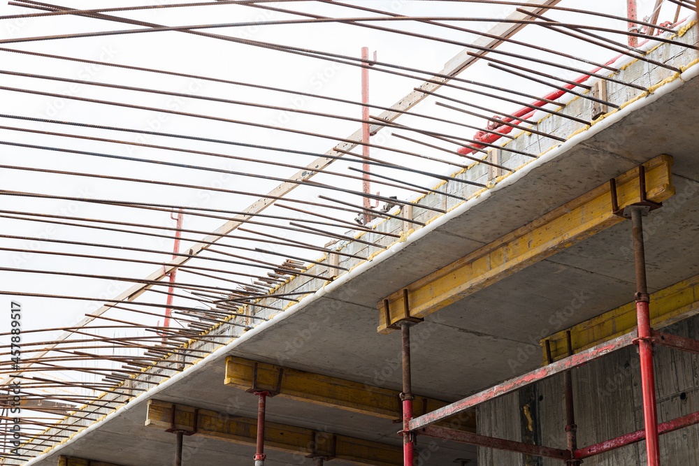 Foto de Creation of floor slabs of the building. Reinforcement iron ...