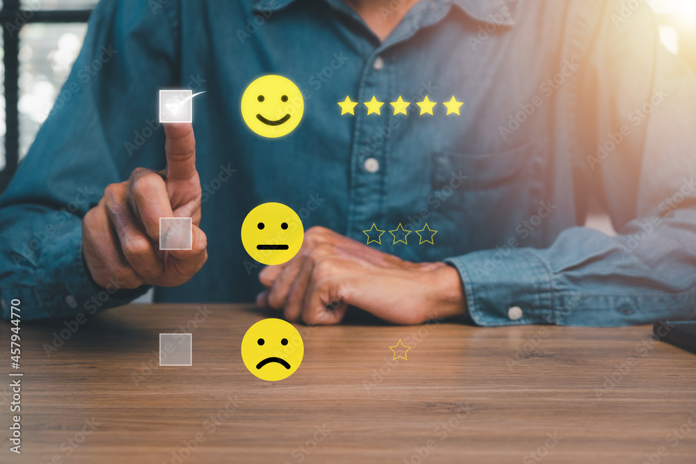 Foto de Businessman hand pressing smiley face emoticon on virtual touch ...