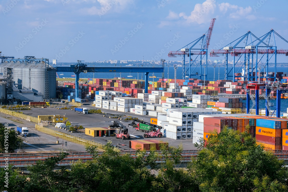 Bulk carrier ship under load of clinker cargo loading by shore cranes ...