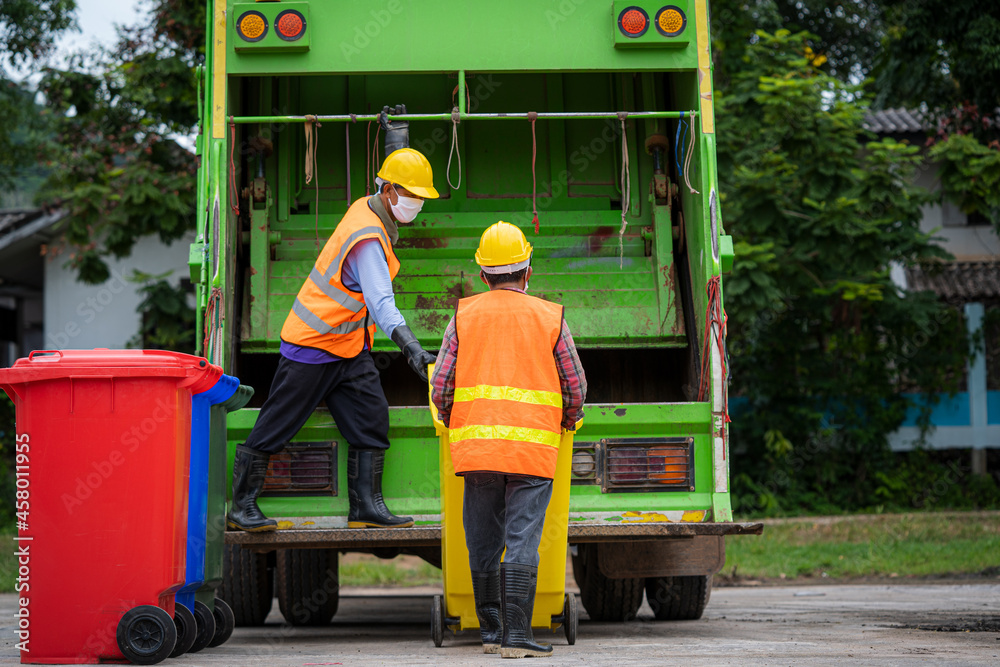 Foto de Workers in the street are loading a garbage truck,Garbage Bin ...
