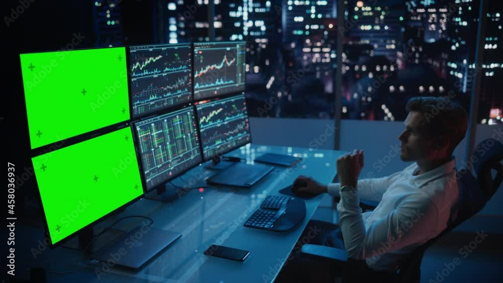 Vidéo Stock Financial Analyst Working on Computer with Multi-Monitor ...